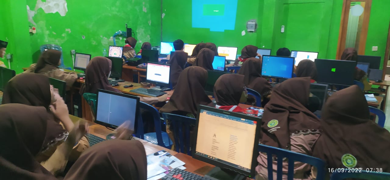 LABORATORIUM KOMPUTER | MTs. Wachid Hasyim Surabaya
